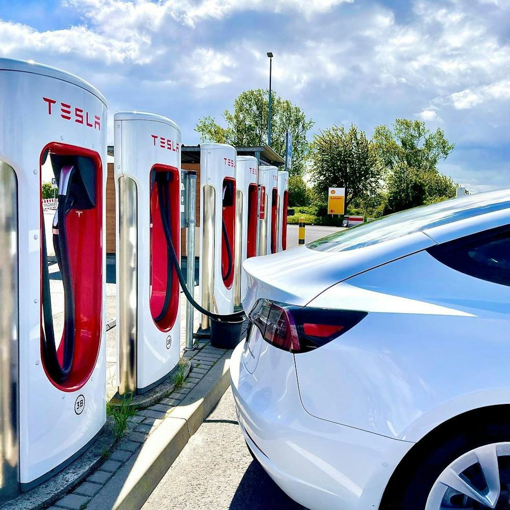 Connecticut Post Mall ::: Store ::: Tesla Charging Station